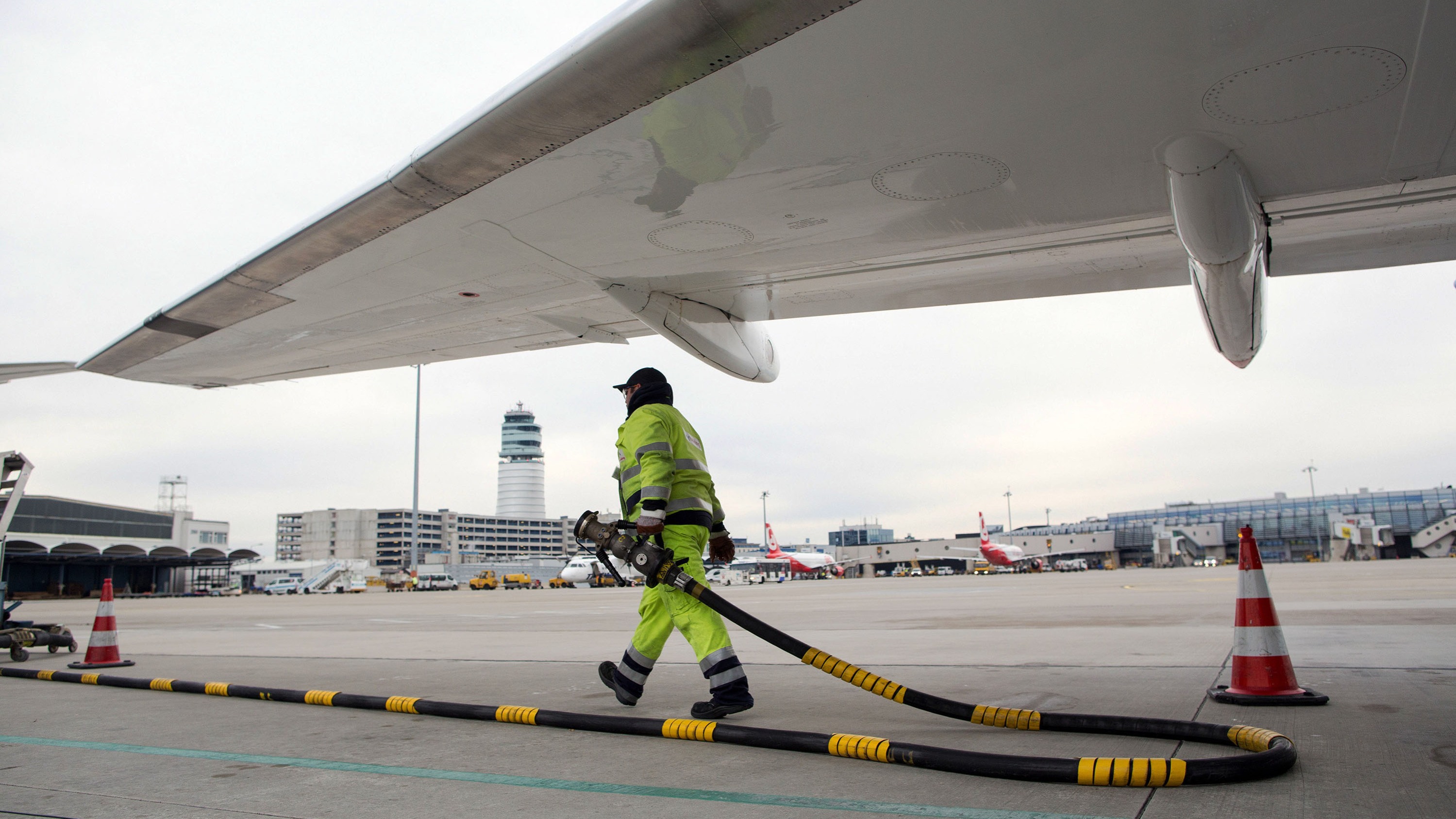 EU needs a ‘clear strategy’ to meet 2050 aviation decarbonisation ...