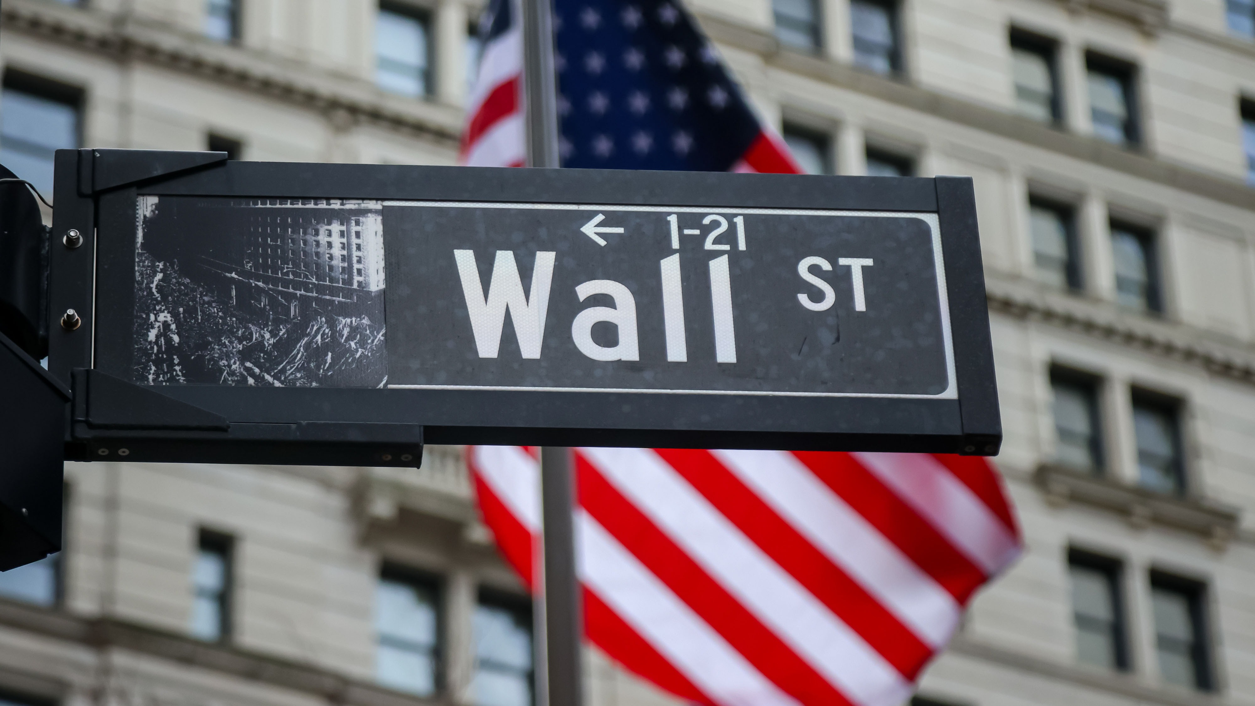 Bank shares drag Wall Street lower as US earnings season disappoints ...